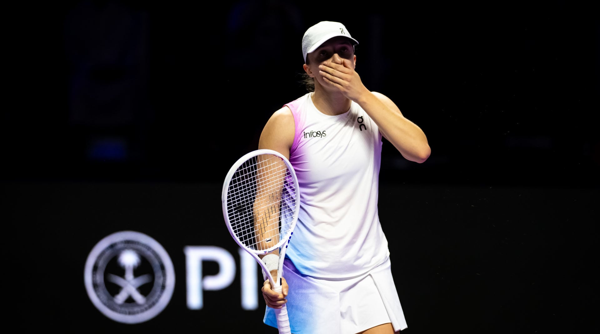 Tim Henman reacts after 'bizarre' incident involving Iga Swiatek at the ...
