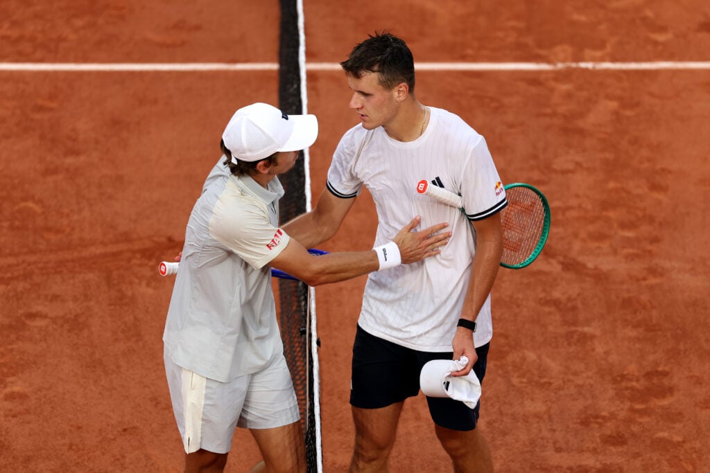 Confused Alex de Minaur in situation he's never been in ever before ...